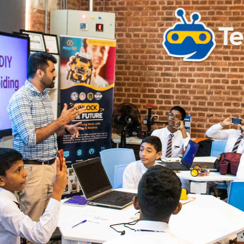 TechSpark Studio - Magicbit